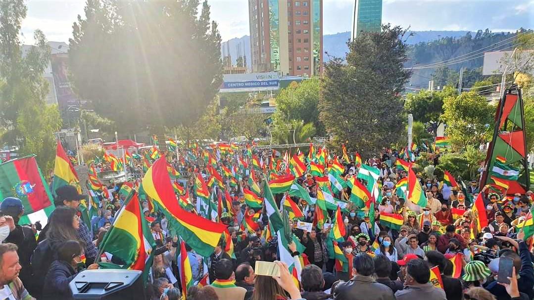 Masistas desbaratan la marcha de la zona Sur de La Paz y toman la plaza ...